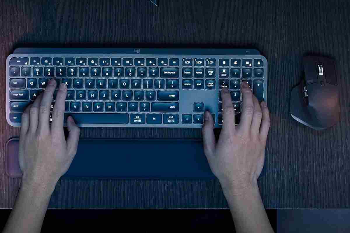 Basta dolori quando sei al PC: con questo bundle in offerta tastiera ...