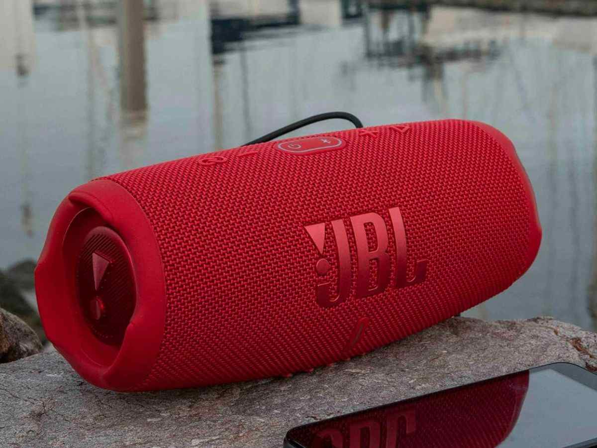 JBL l'ha fatto di nuovo: la sua cassa bluetooth migliore è in sconto e ...